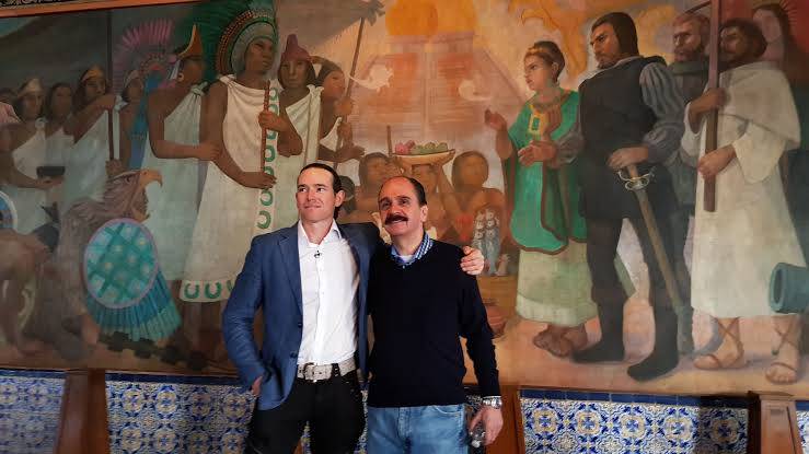 Se abrazan descendientes de Hernán Cortes y Moctezuma II, a 500 años de ...