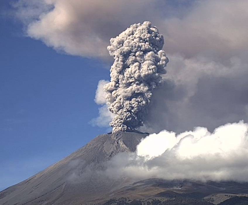 Volcán Popocatépetl lanza fumarola de 2 km - ContraRéplica - Noticias